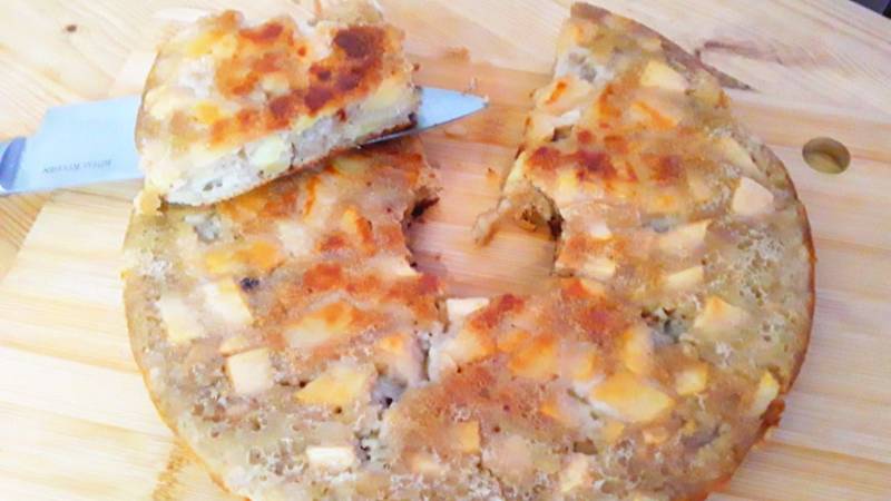 Шарлотка в кастрюле