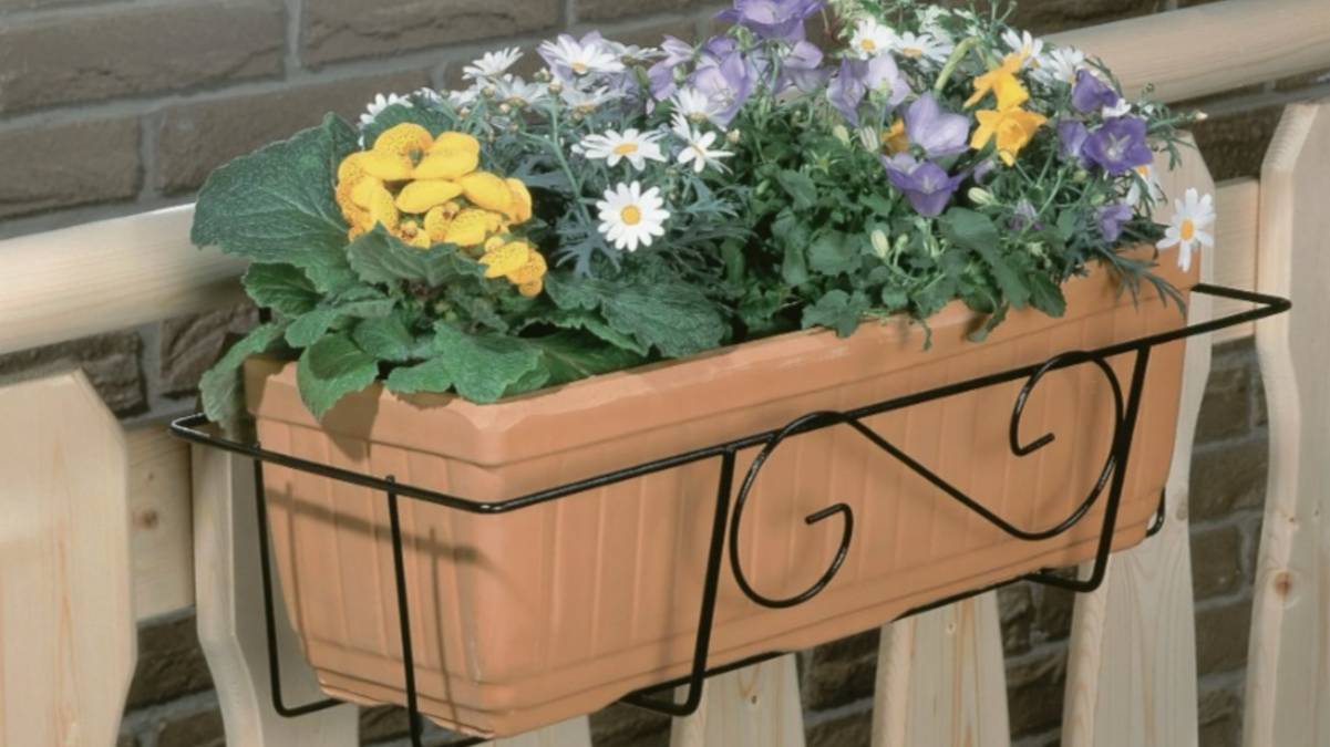 Кронштейн для цветов из металлического квадрата и ленты "своими руками".