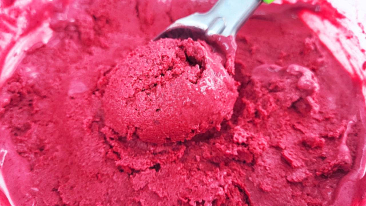 🍨 Мороженое из чёрной смородины — всего 3 ингредиента и никакой мороженицы! 😍