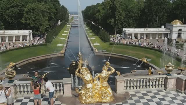 Нижний сад в Петергофе (фонтаны).