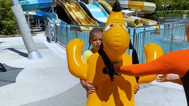 Мистер Макс • Mister Max - Макс и Кэти играют с водой в парке развлечений Страна легенд