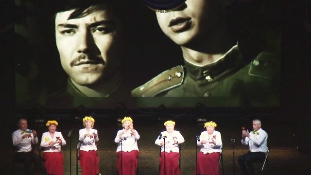 Смуглянка на деревянных ложках