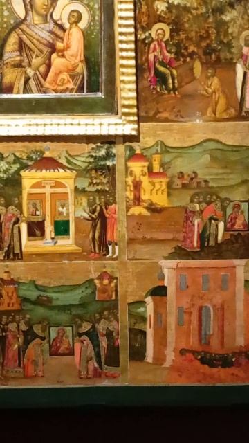 Три больших иконы, в том числе Богоматери Капетицкой.