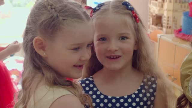 Выпускной 2025. Детки наряжаются и играют перед праздником.