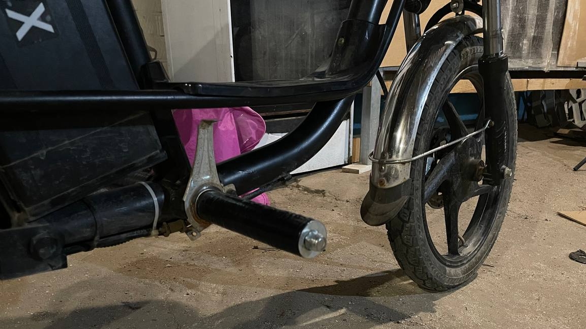 Электровелосипед «КОЛХОЗНИК». Снимаю педали и делаю самодельные подножки.