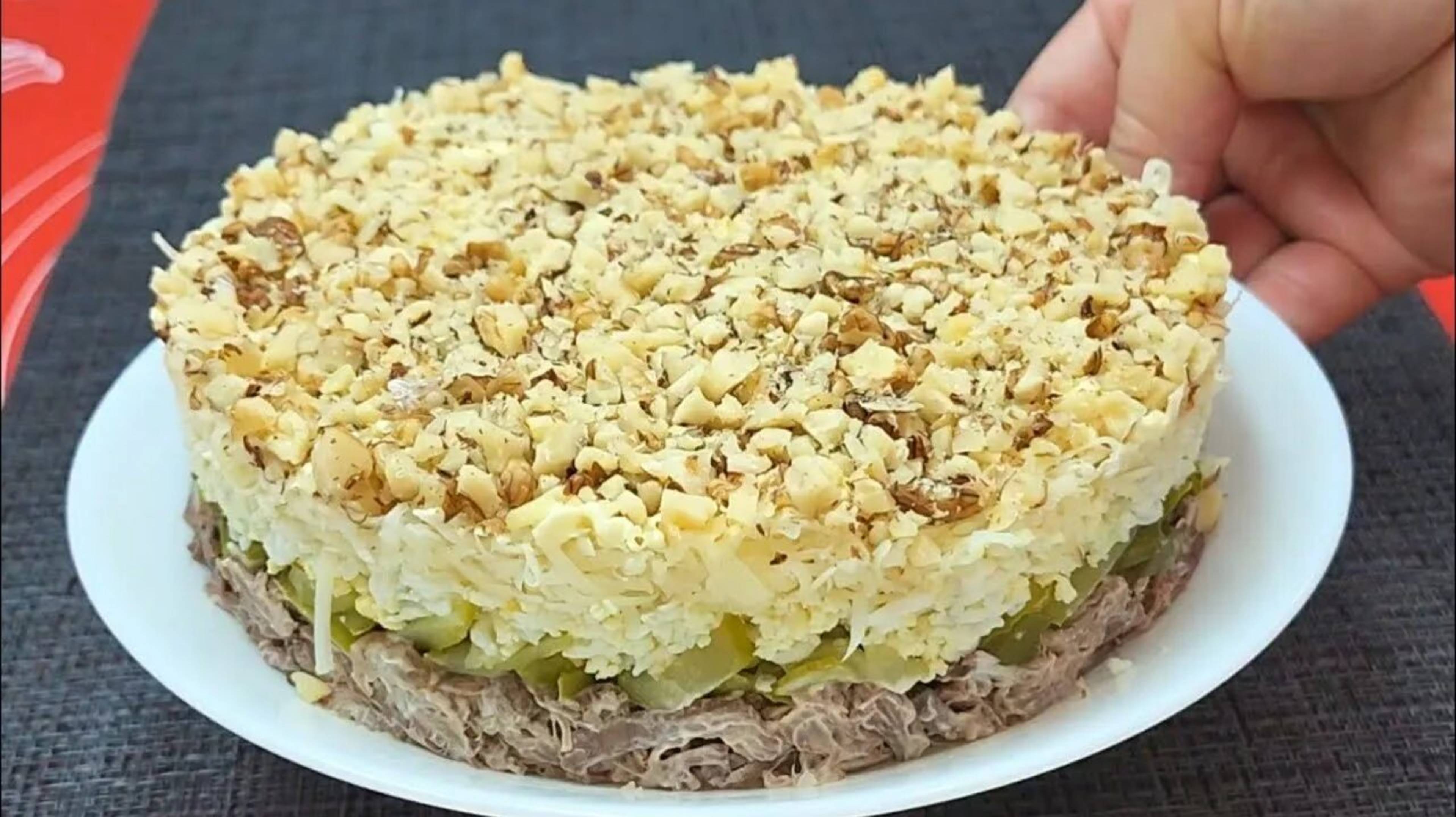 Слоеный салат "Принц" с мясом, овощами и грецким орехом. Легко приготовить и очень вкусный!