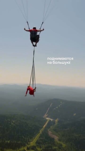 Шпагат на параплане, гимнастка и парапланерист устроили шоу в небе над Шерегешем: экстрим от АХАА