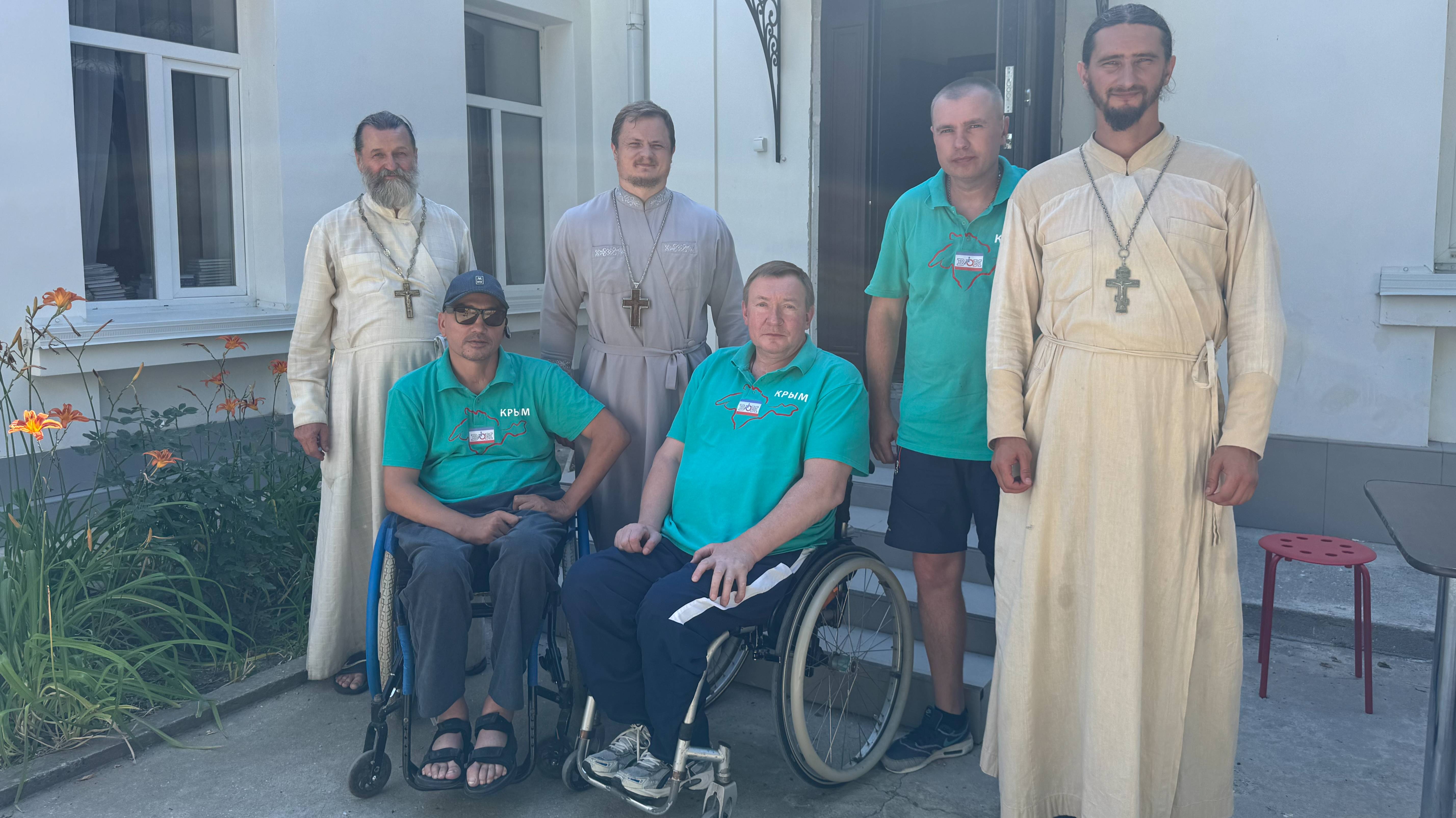 Инвалиды и батюшки играют в настольный теннис