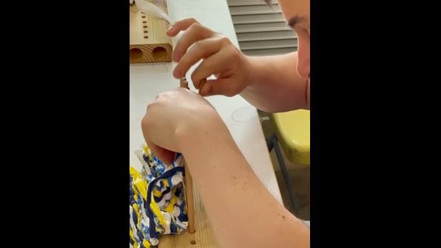 4. Момент работы в ткацкой мастерской клуба, Алексей снимает палочки со станка и продолжает ткать.