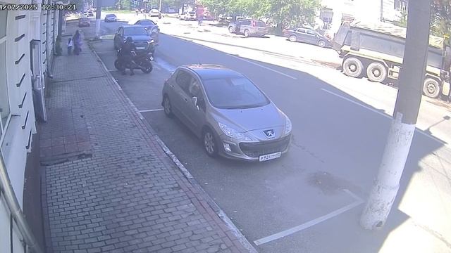 Водитель грузовика пошёл на столкновения с легковым такси, чтобы избежать наезда на ребёнка