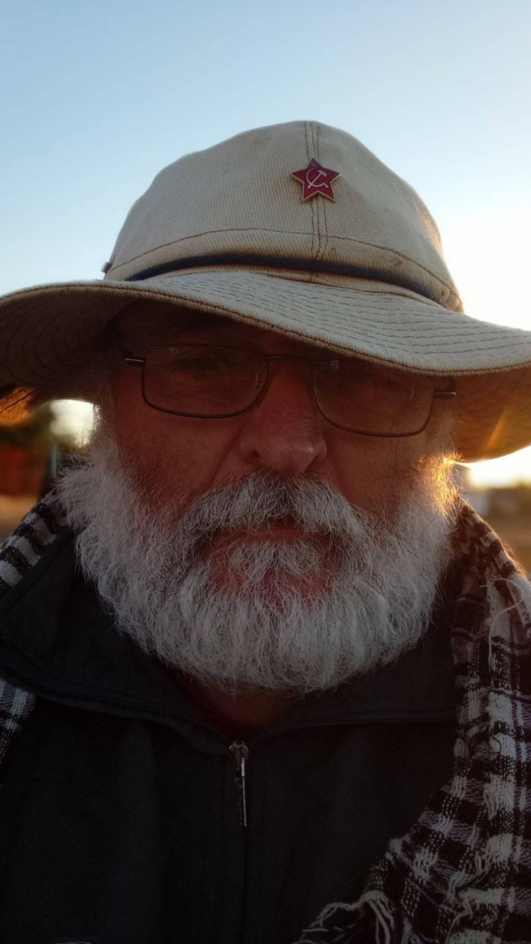 Деда Витя лечит колесо.