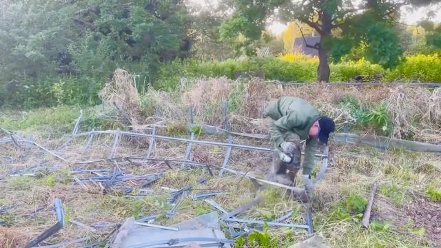 Сломанная теплица убрана