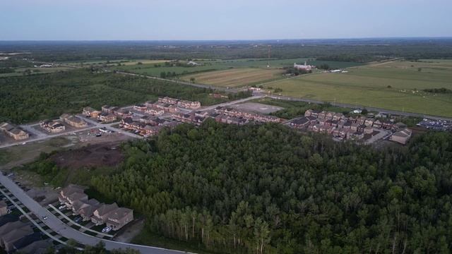 Жилой комплекс недалеко от Озера в Канаде