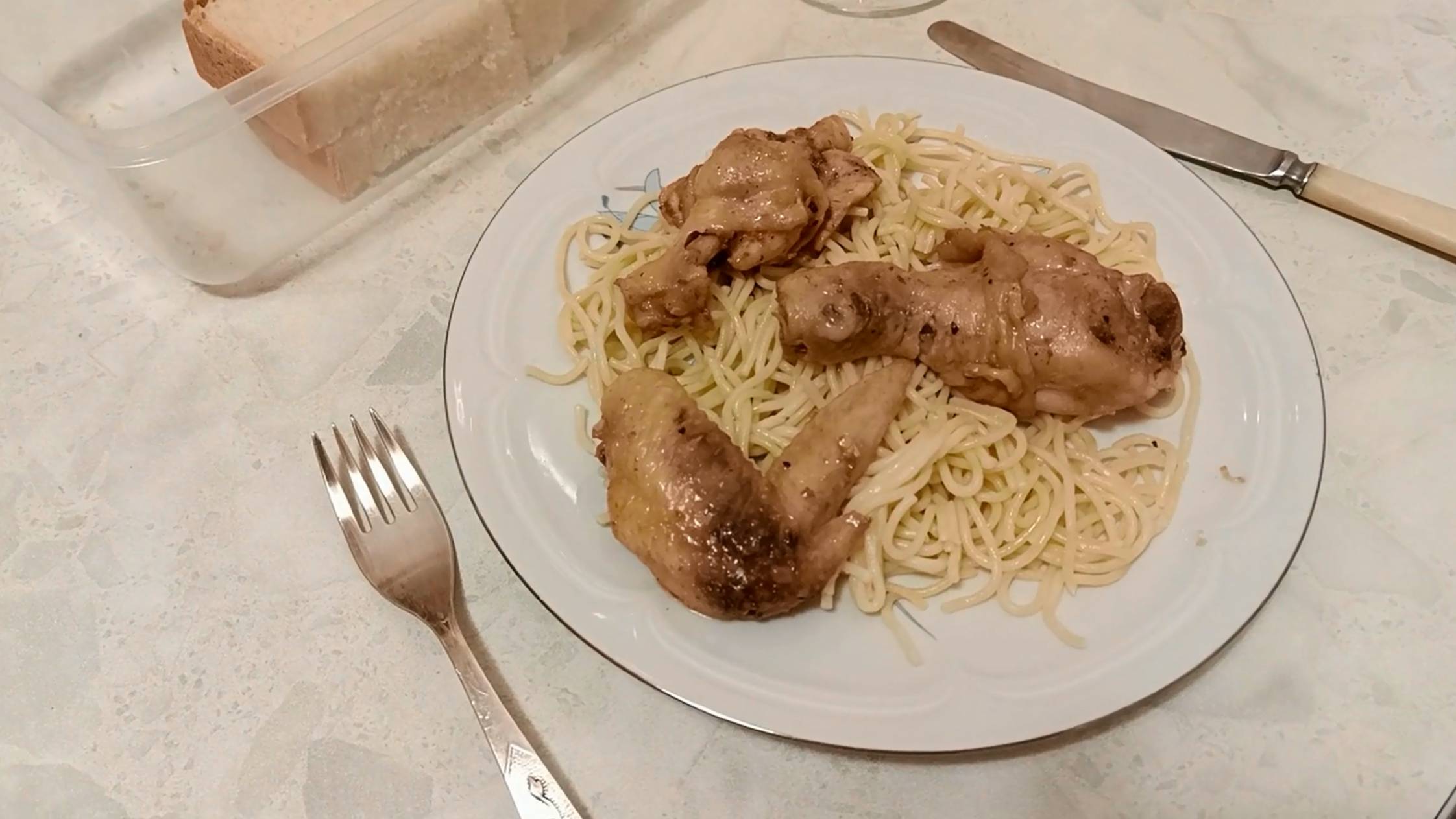 Курица со спагетти.