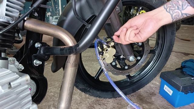 прокачка переднего тормоза на TVS HLX 150X