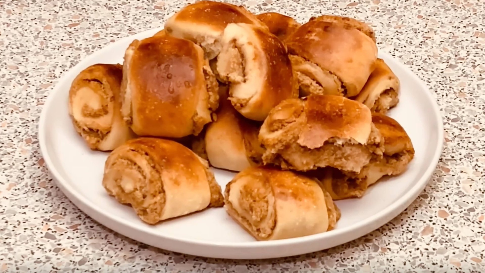 Мягкие и вкусные слоёные булочки с ореховой начинкой на закваске