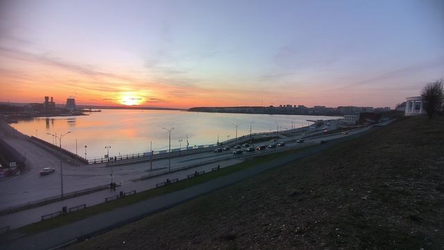 Закат над водной гладью городского пруда города Ижевска.