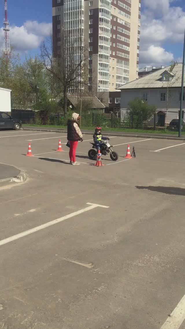 Захаров Владимир самый юный участник соревнований по мотоджимхане.