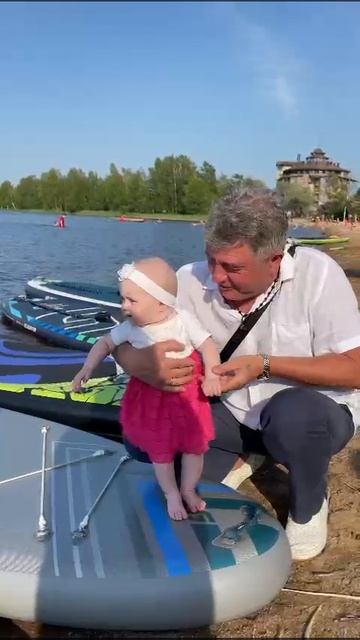 Ника на озере с дедушкой.