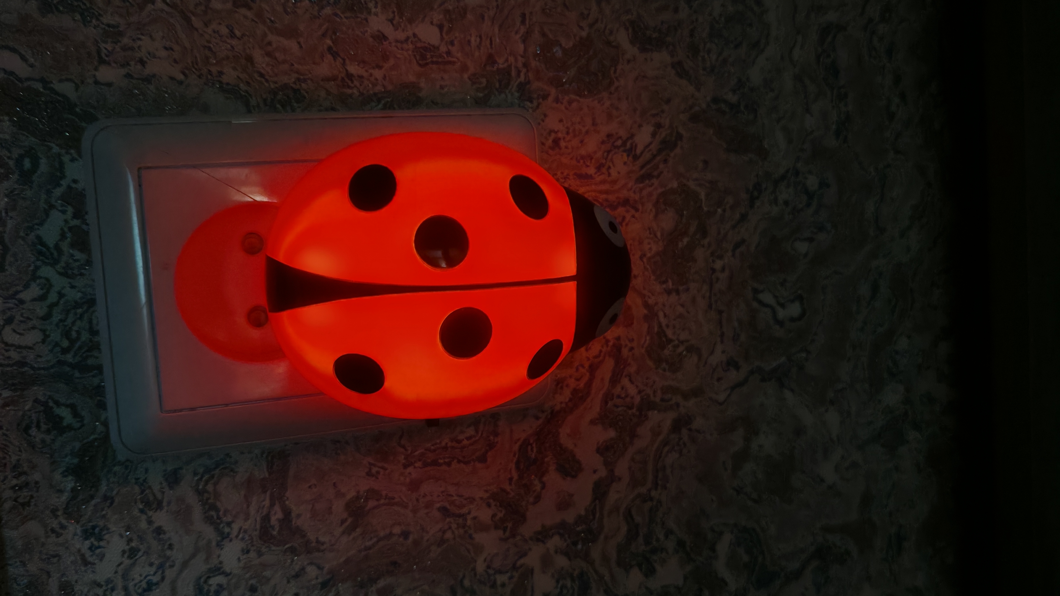 повесили детский светильник божью коровку