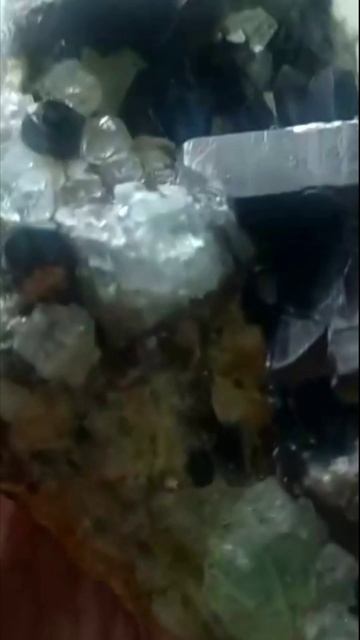 Кристаллы мориона, топаза, флюорита на породе