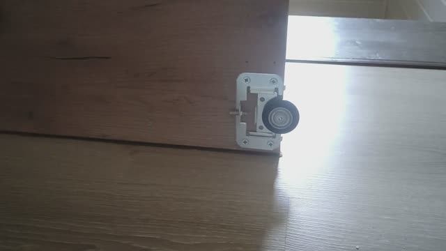 Бюджетные ролики для дверей купе