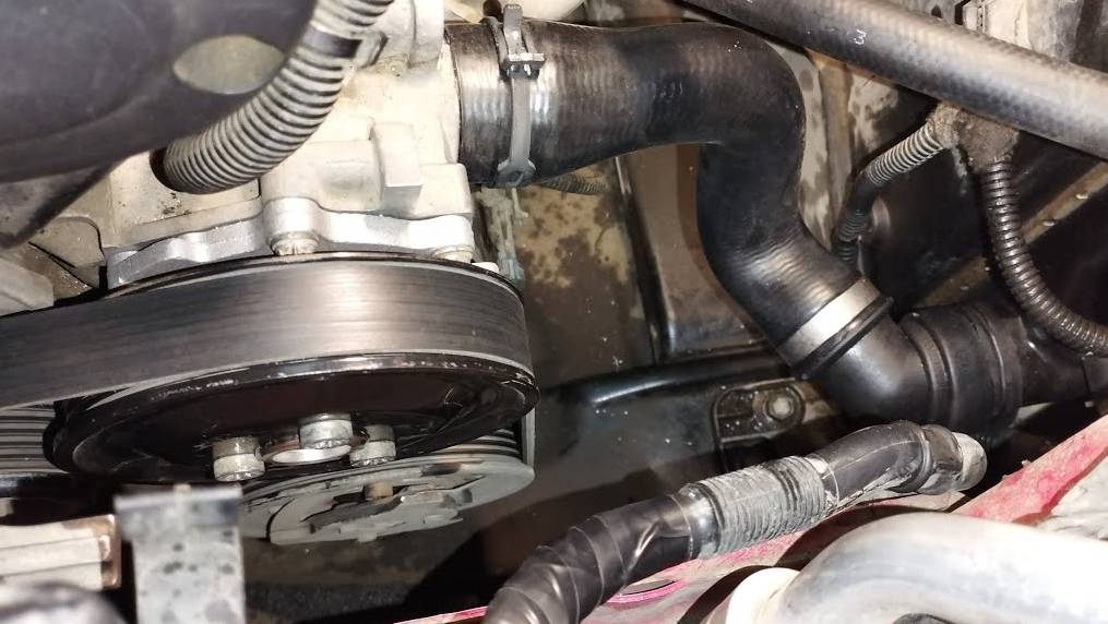 Замена помпы и патрубка Опель Астра J