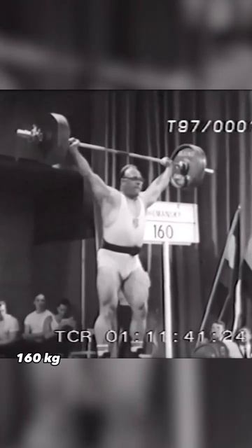 Жующий жвачку Норберт Шемански рывок в ножницы 160 кг.1963 год