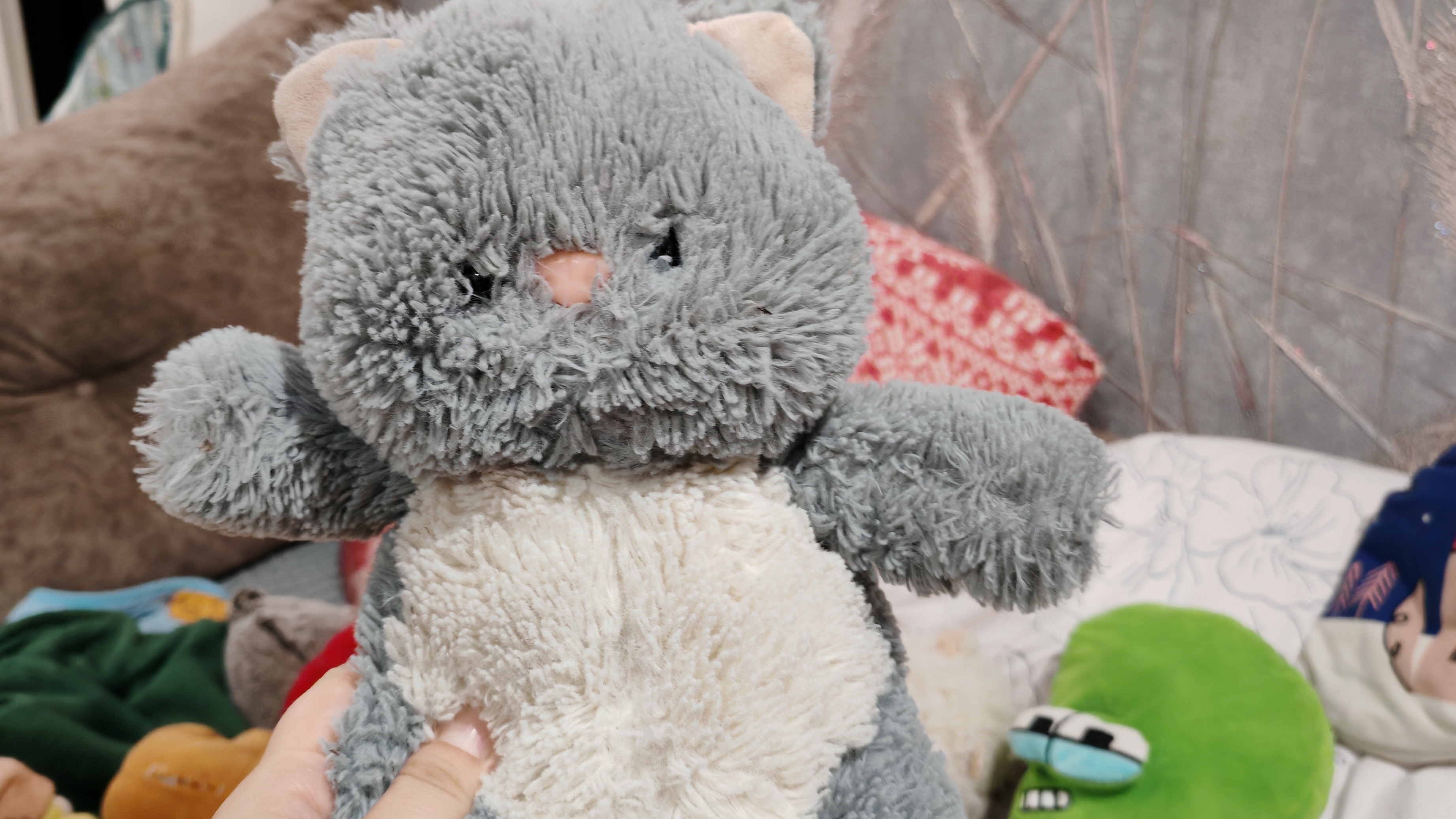 играем в веселого плюшевого котенка для детей