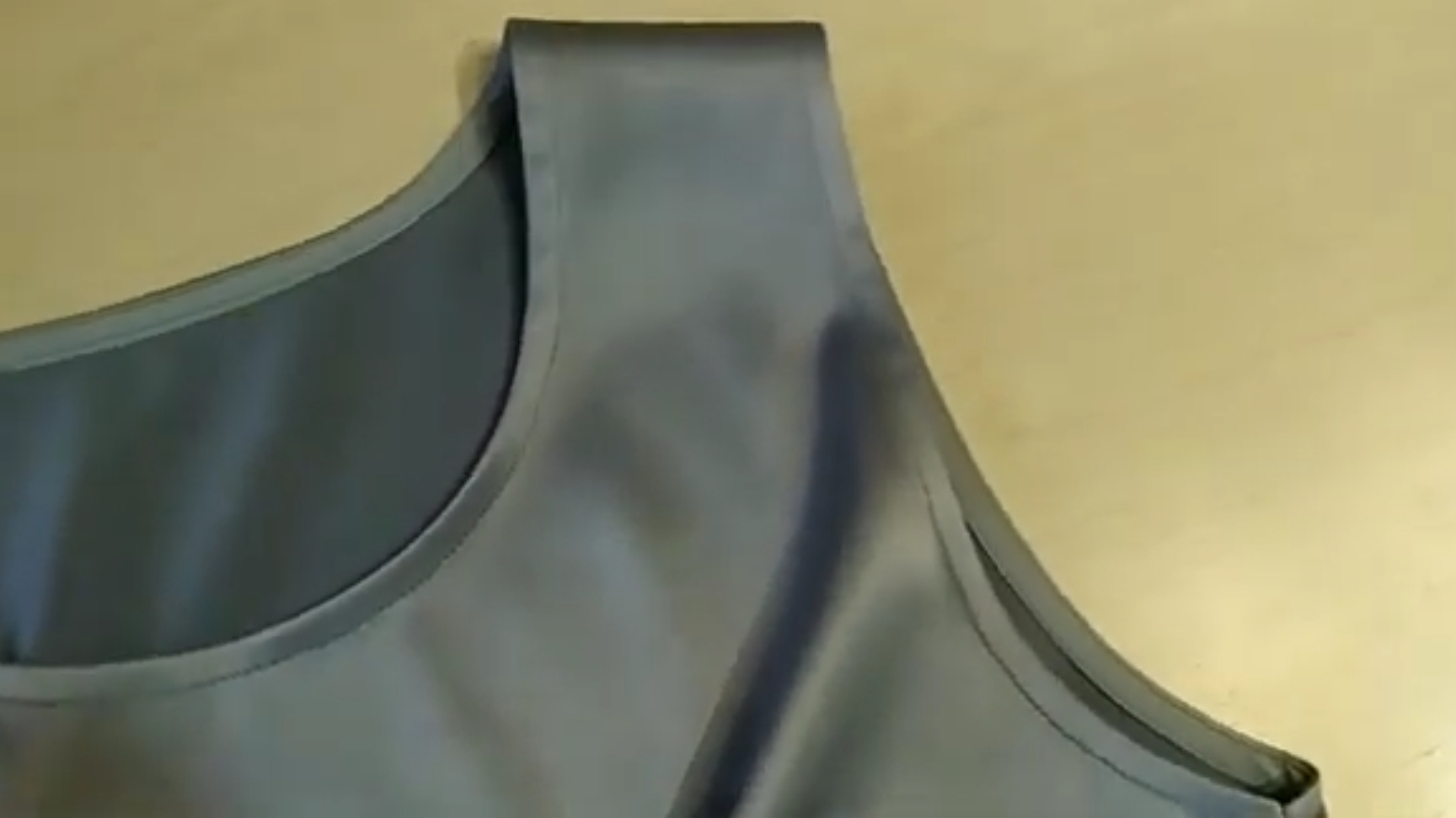 Как обработать горловину и проймы косой бейкой.