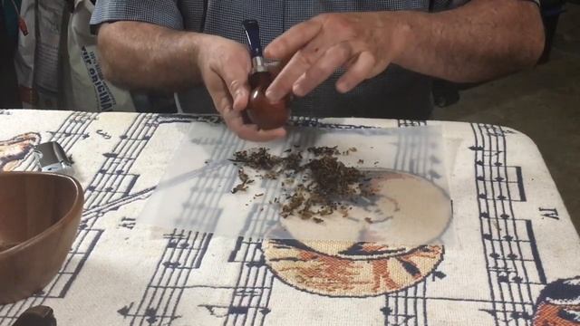 Четыре способа загрузки трубки табаком.