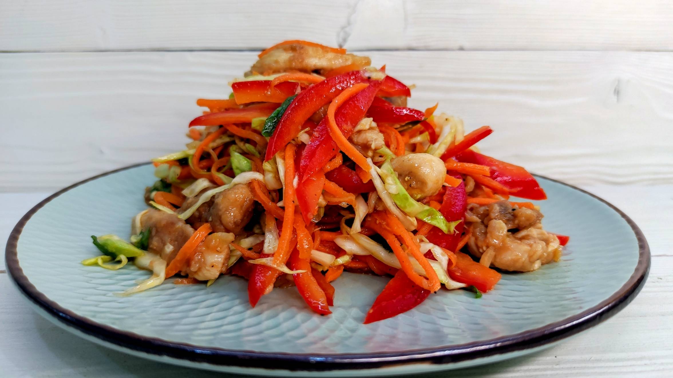 Тёплый салат в Азиатском стиле. Салат с курицей и овощами. Рецепт салата.