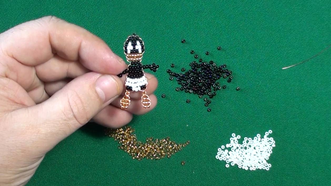 Даффи Дак из бисера параллельным плетением