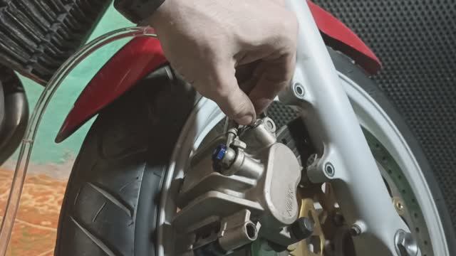 Ремонт тормозного суппорта на мотоцикле