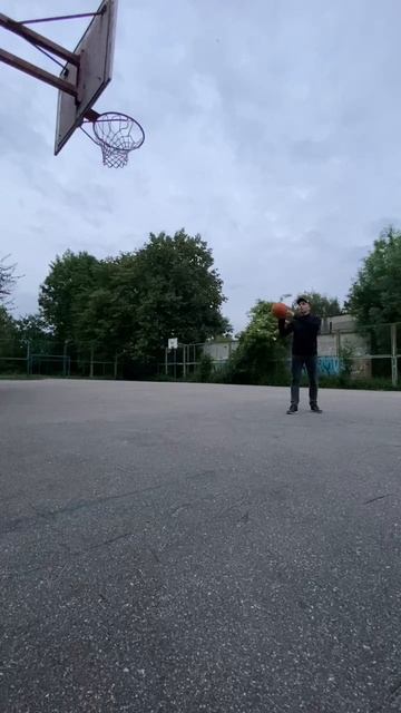 Вечерняя тренировка. Заброс баскетбольного мяча в кольцо. Калининград.