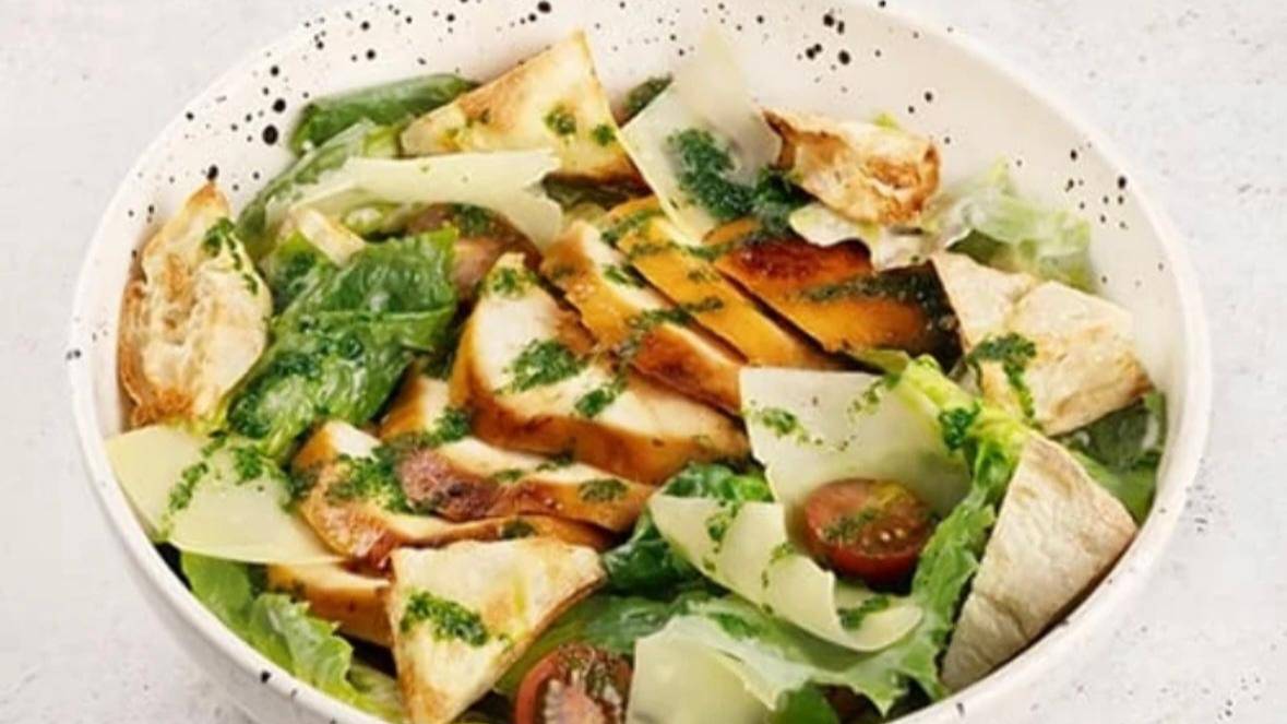 Салат Цезарь с курицей