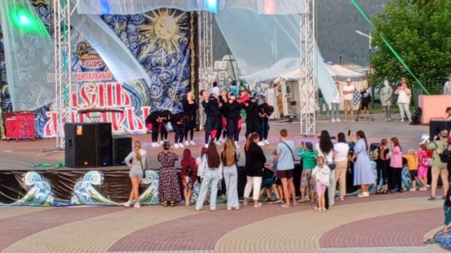 Танцы на сцене Ривьеры 4