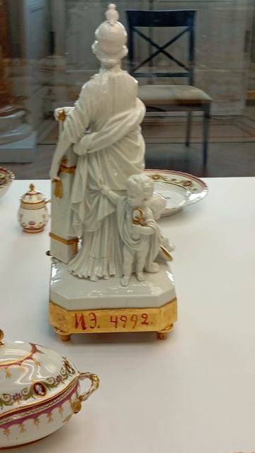 И ещё арабесковый сервиз.