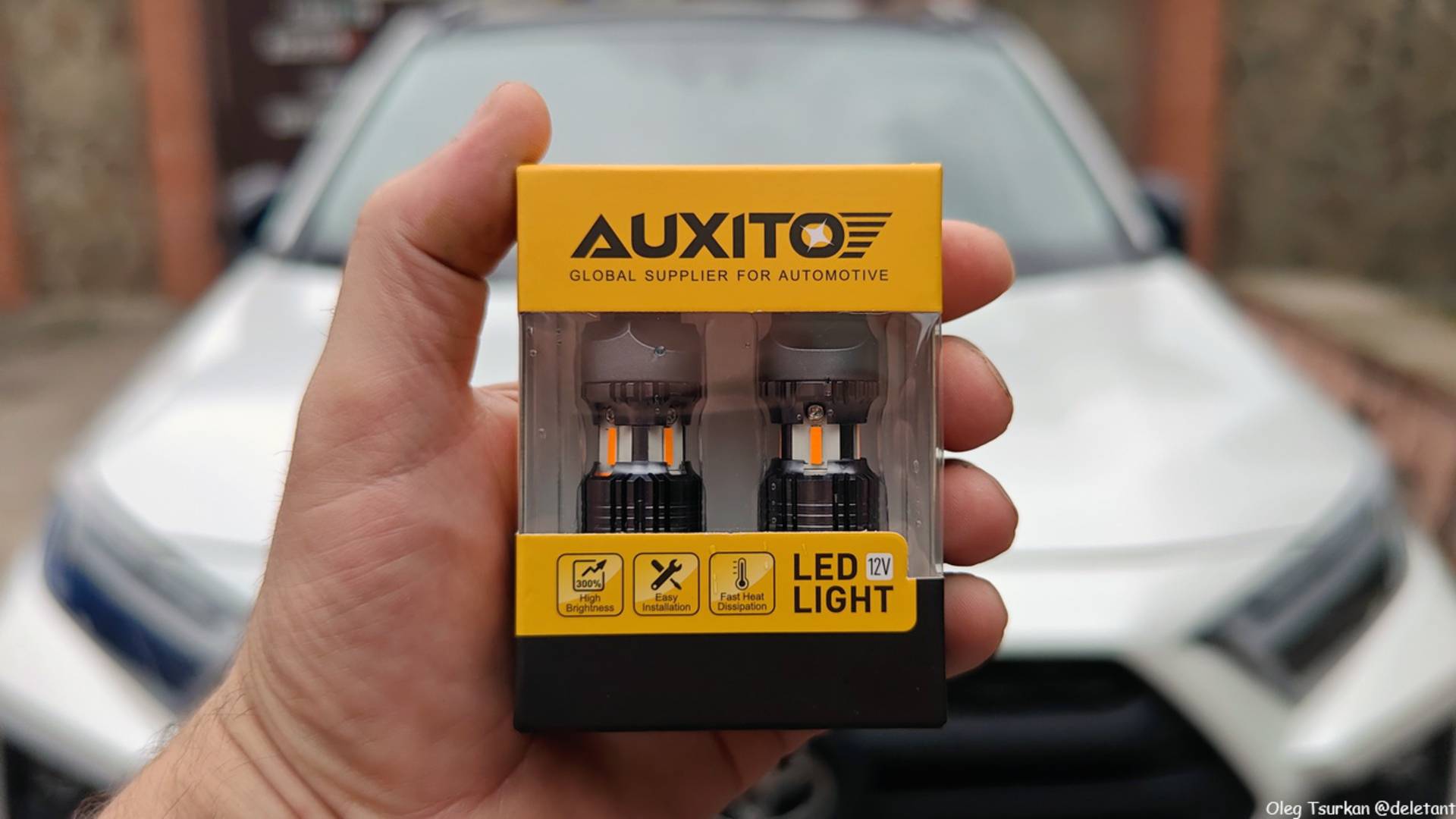 Диодные лампы AUXITO с активным кулером охлаждения в задние указатели поворотов TOYOTA RAV4 XA50.