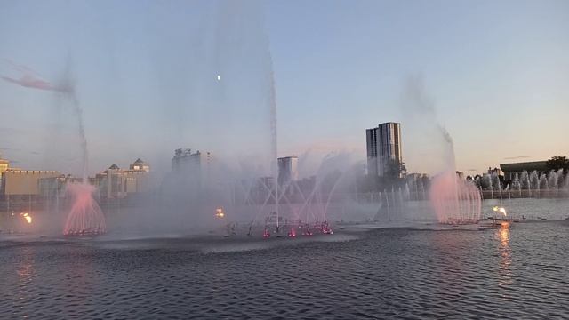 Поющий фонтан на набережной в Челябинске
#поющийфонтан