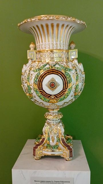 Вазы и канделябры орденских сервизов.