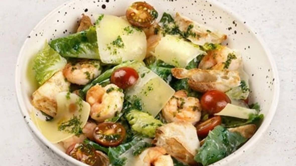 Салат Цезарь с креветками