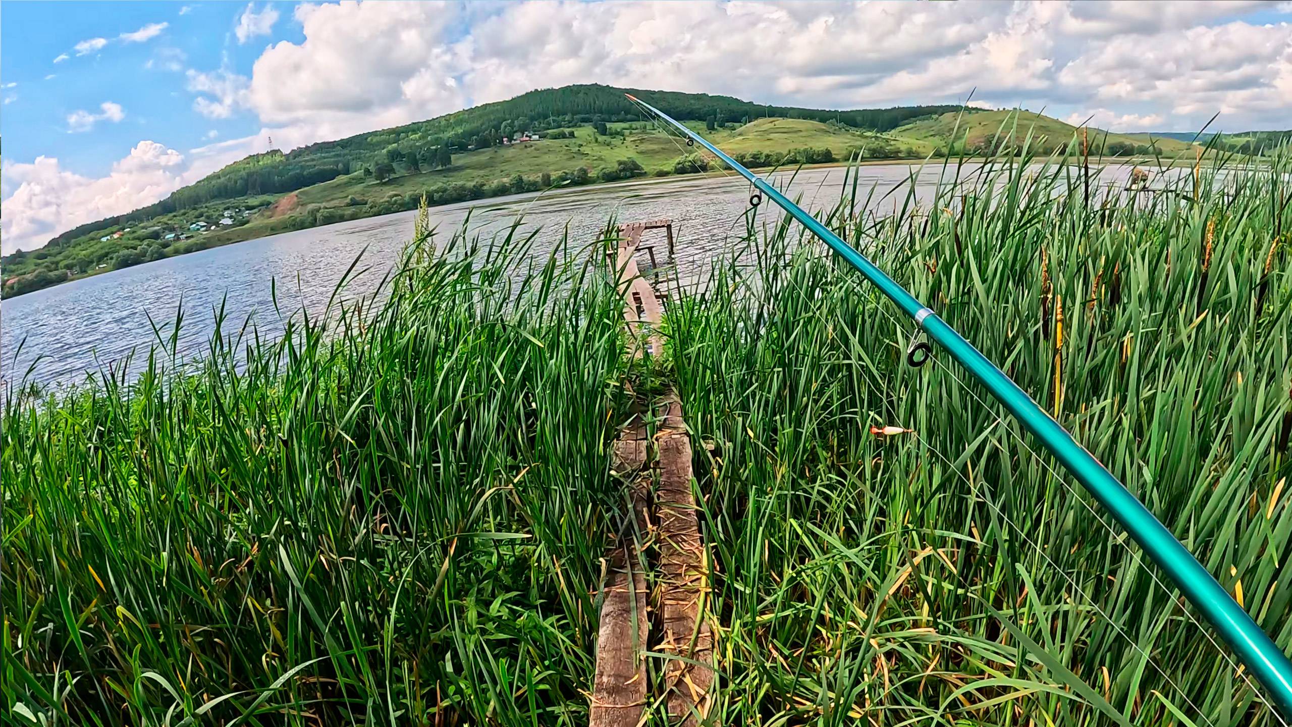 Рыбалка по простому в деревенскому пруду под дождём где много лещей