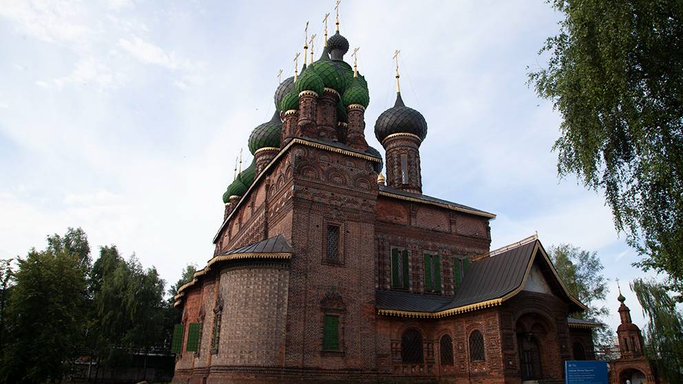 Божественная литургия в храме Иоанна Предтечи в Толчковой слободе