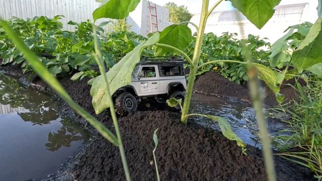Джип Дефендер на радиоуправлении заблудился на бездорожье и попал в аварию
