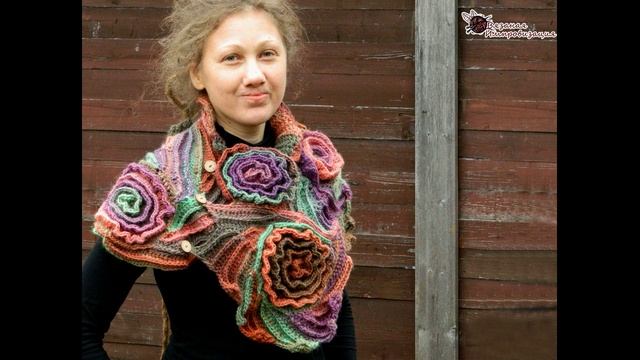 Драпируем вязаные шарфы с цветами с помощью пуговиц