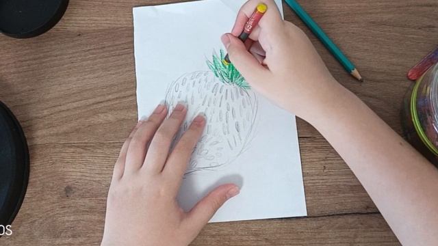 Рисуем клубнику вместе мелками , мультик для детей