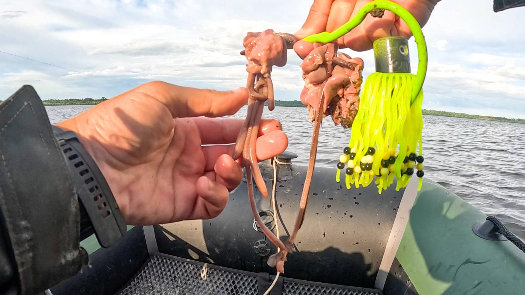 Я ОФИГЕЛ КАК ОНИ ПОДЫМАЮТСЯ с ГЛУБИНЫ к этой приманке. Рыбалка на квок, сом в 2025