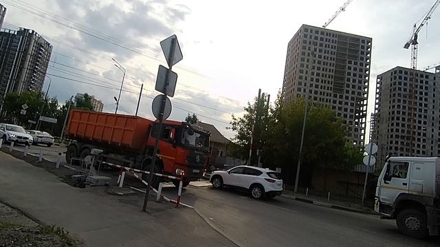 Небоскребы, небоскребы - а я маленький такой