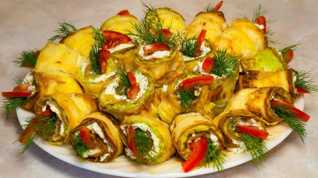 Рулетики из кабачков с помидорами